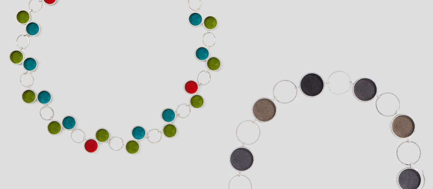 Gold- und Silber-Colliers mit farbigen Filz-Inlays – Michaela Binder